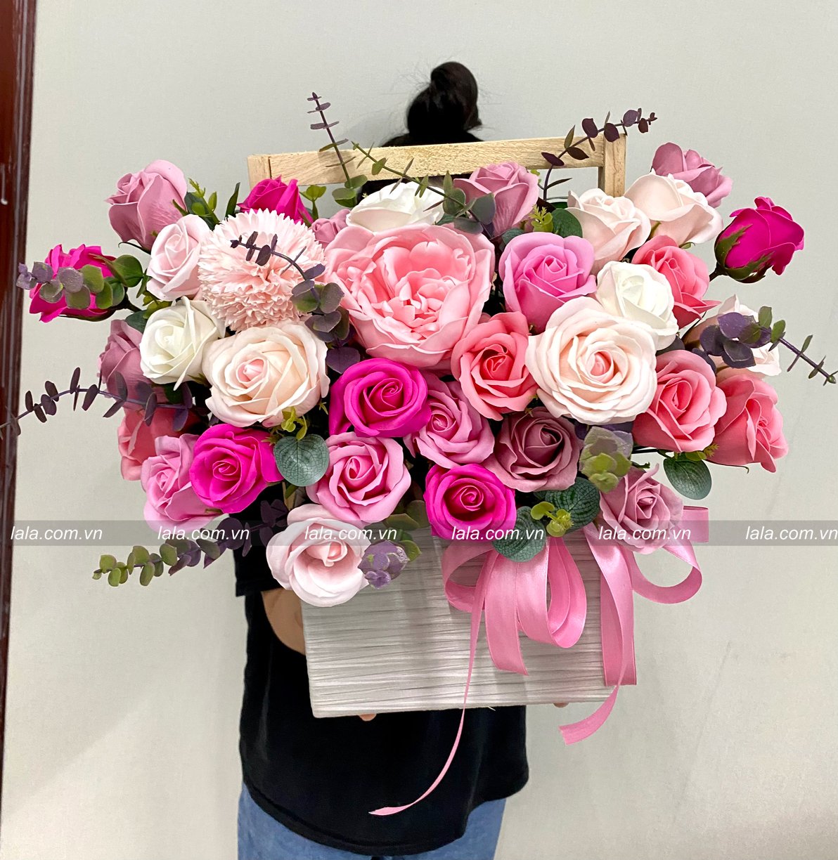 Lẵng Hoa Sáp Thơm Để Bàn Tông Màu Trắng Hồng Hương Thơm ngọt ngào Mẫu 951